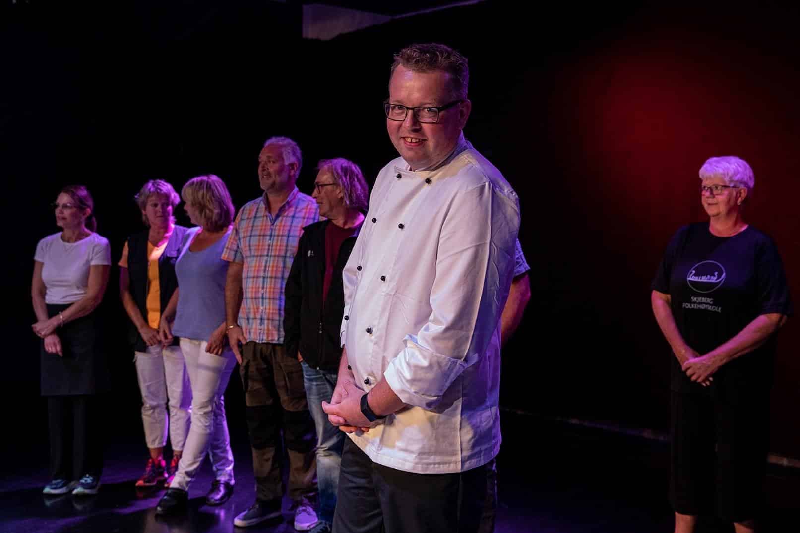 Sindre serverer alltid mat med et smil - Skjeberg Folkehøyskole